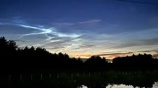 Niebo zaiskrzyło. Obłoki srebrzyste na Waszych zdjęciach | TVN Meteo