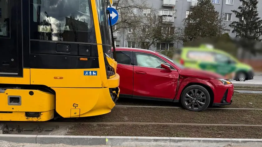 Warszawa. Tramwaje nie dojeżdżają do Miasteczka Wilanów, kolizja na torowisku | TVN Warszawa