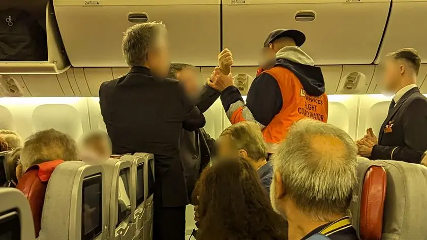 Warszawa. Awantura w samolocie do Nowego Jorku. Ochrona wyprowadziła pasażera | TVN Warszawa