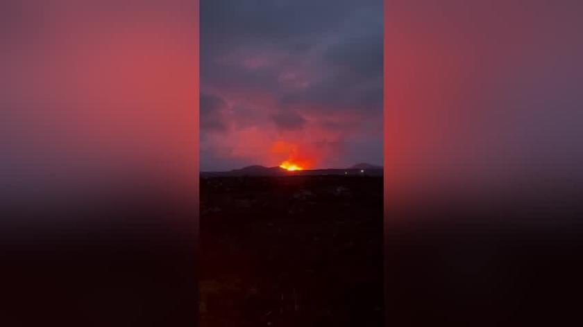 Islandia. Trwa kolejna erupcja na półwyspie Reykjanes. Towarzyszyły jej ...