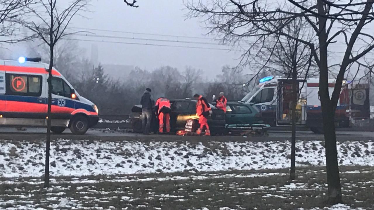 Zmieniał pas ruchu, uderzył w tira i drugi samochód. Był pijany