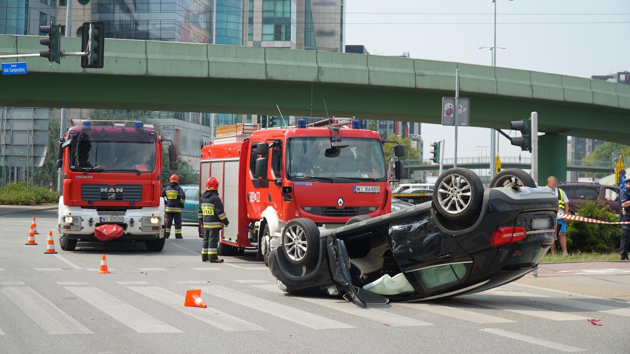 Auto na dachu, kierowca ranny