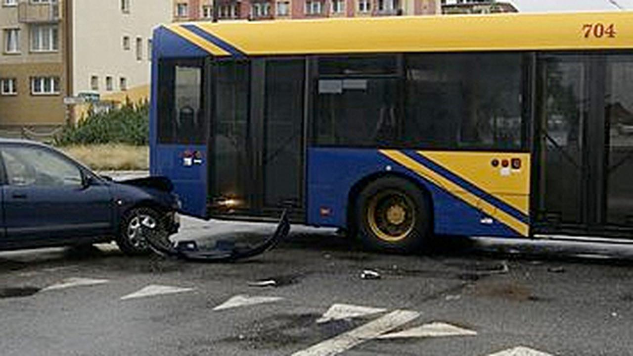 Wjechała Roverem w autobus